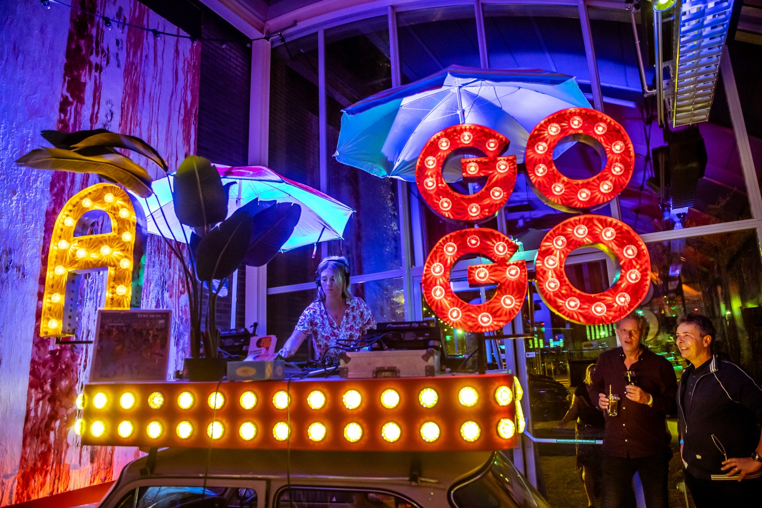 OLDTIMER BIJZONDERE MOBIELE DJ BOOTH - LoyaltyRide